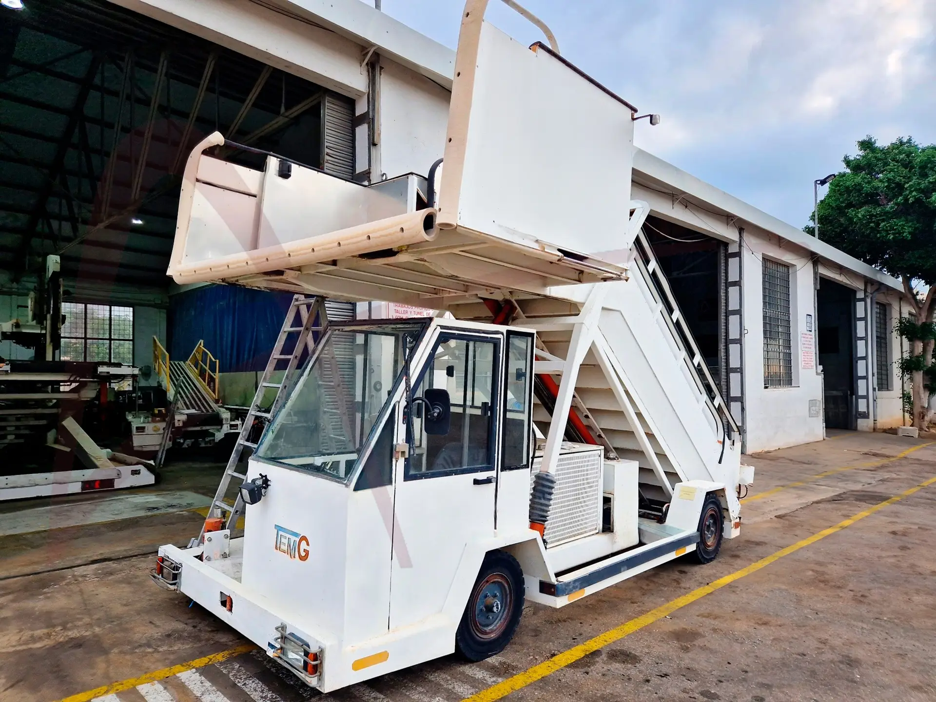 TEMG TG-2244 | Passenger Stairs | Aviaco GSE