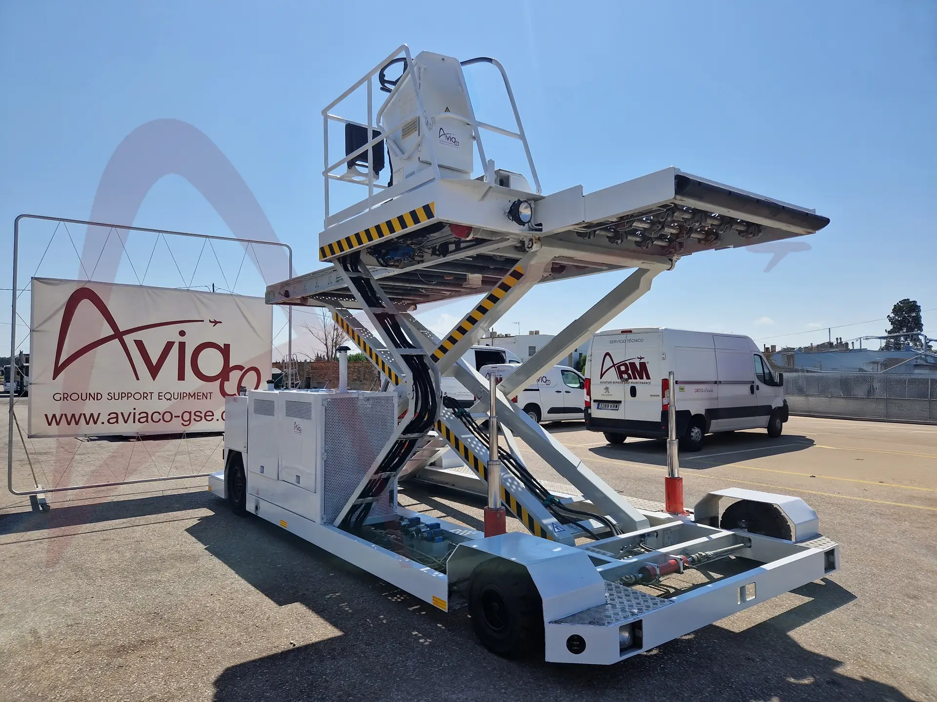 FMC CLT8 | Cargo Loaders | Aviaco GSE